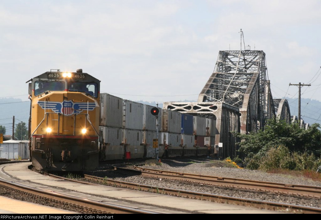 UP 4626 North at Vancouver